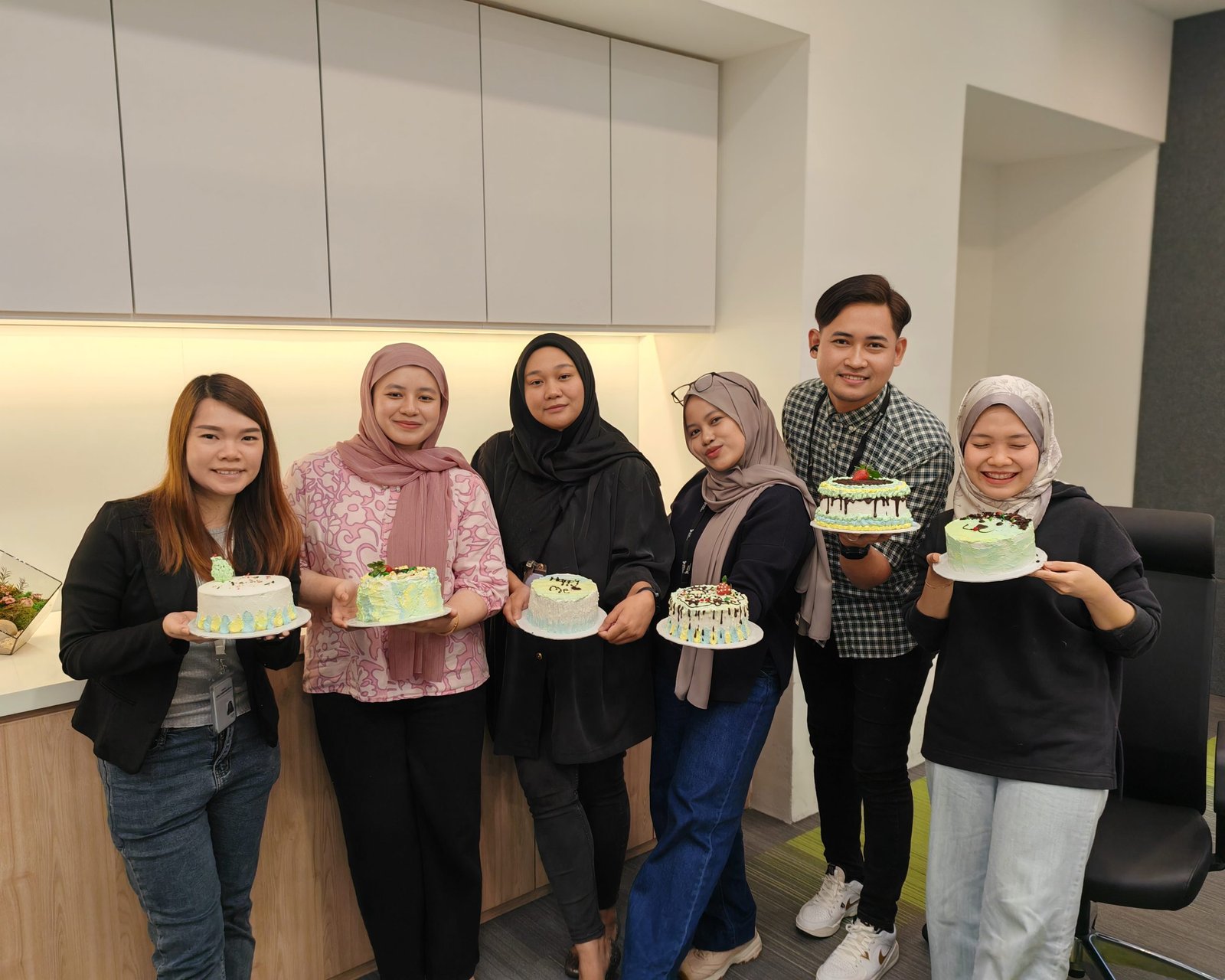 Strengthening Teams Through On-Site Baking Team Building Activity ...